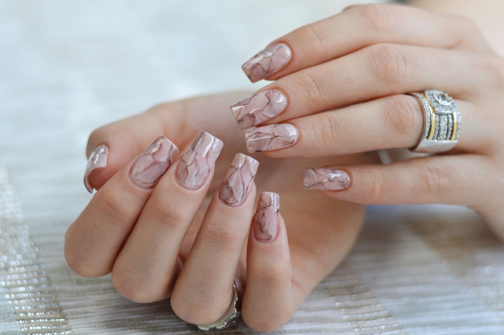 Unhas marmorizadas: 70 Ideias lindas e várias formas de como fazer